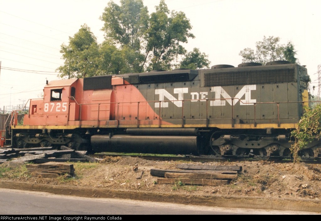 NDEM 8725 in a MOW train